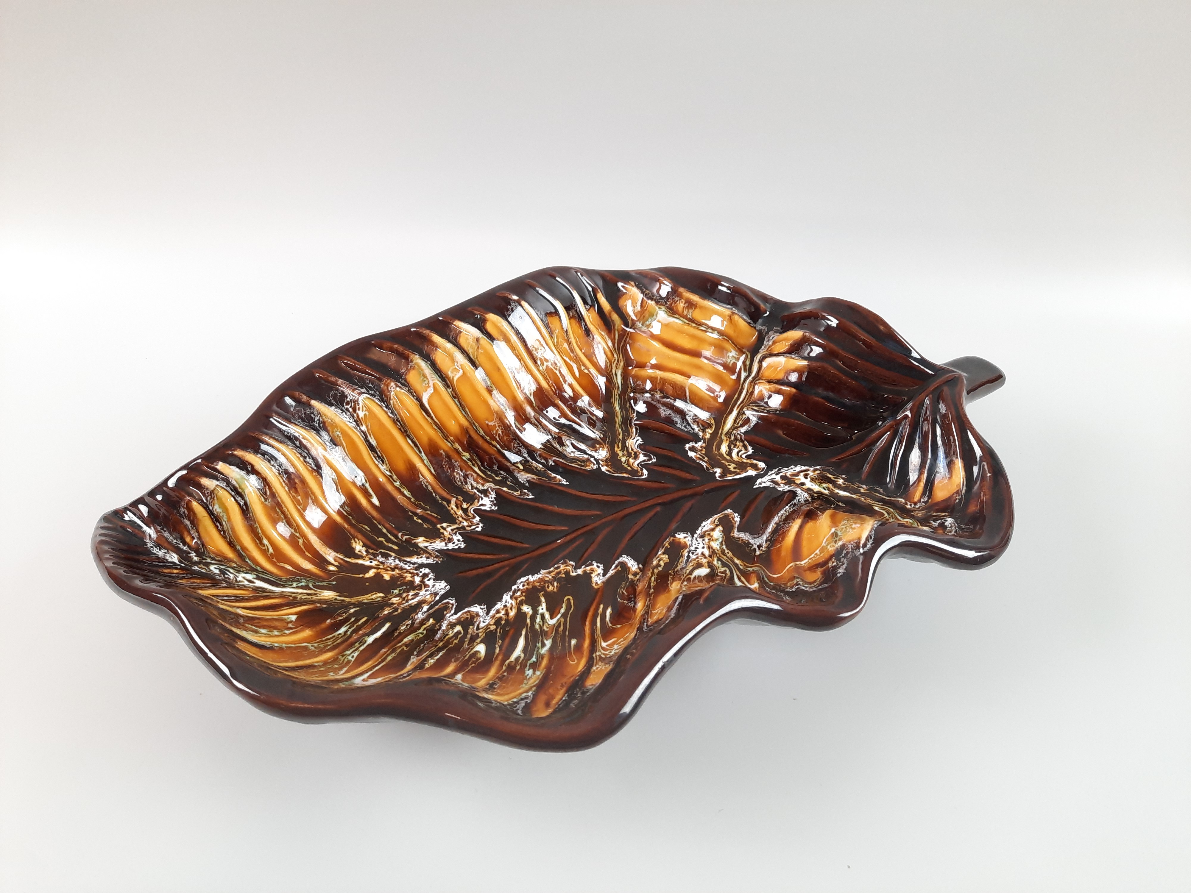 🏠 Grand plat creux en forme de feuille " Vallauris " . pour la maison ...