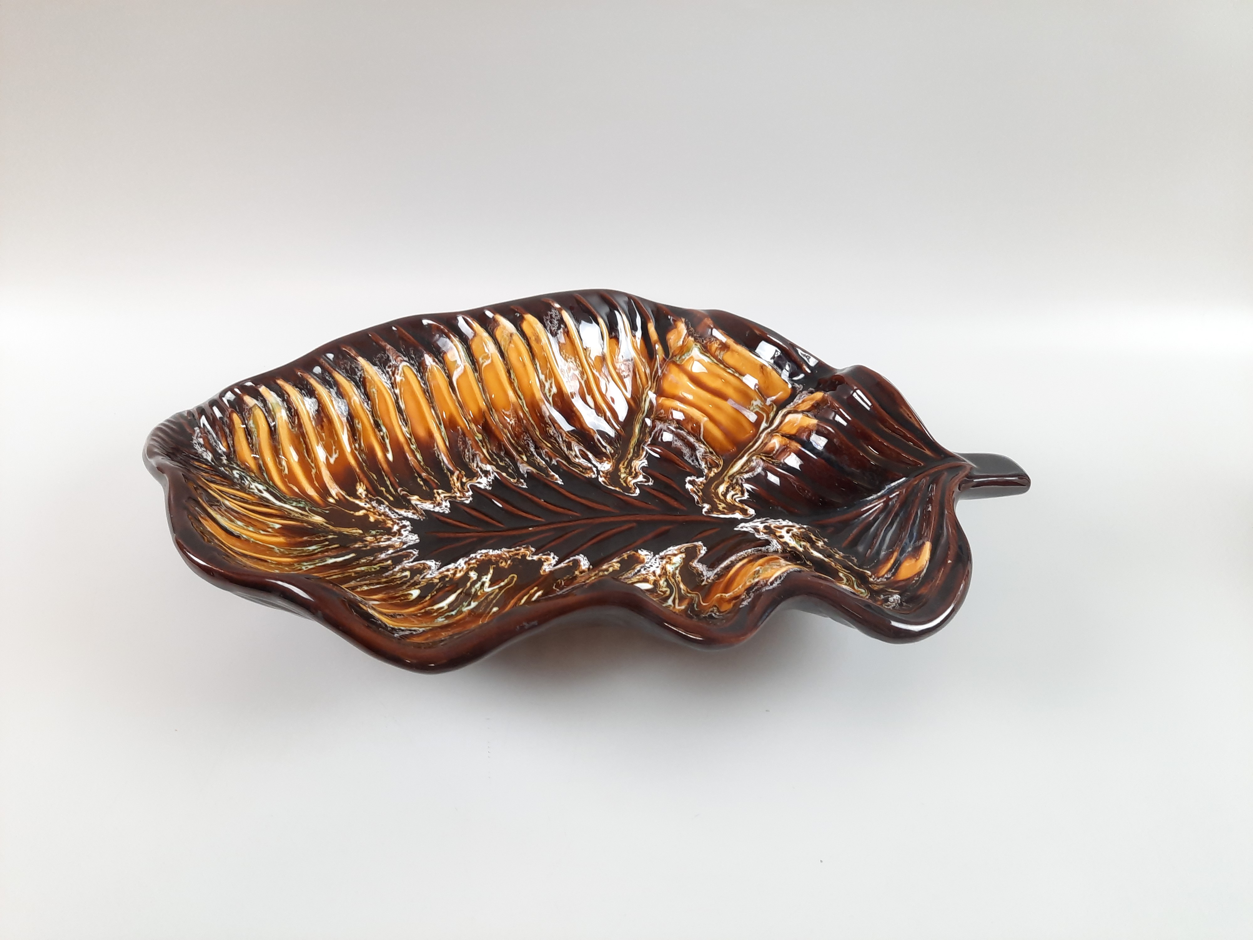 🏠 Grand plat creux en forme de feuille " Vallauris " . pour la maison ...