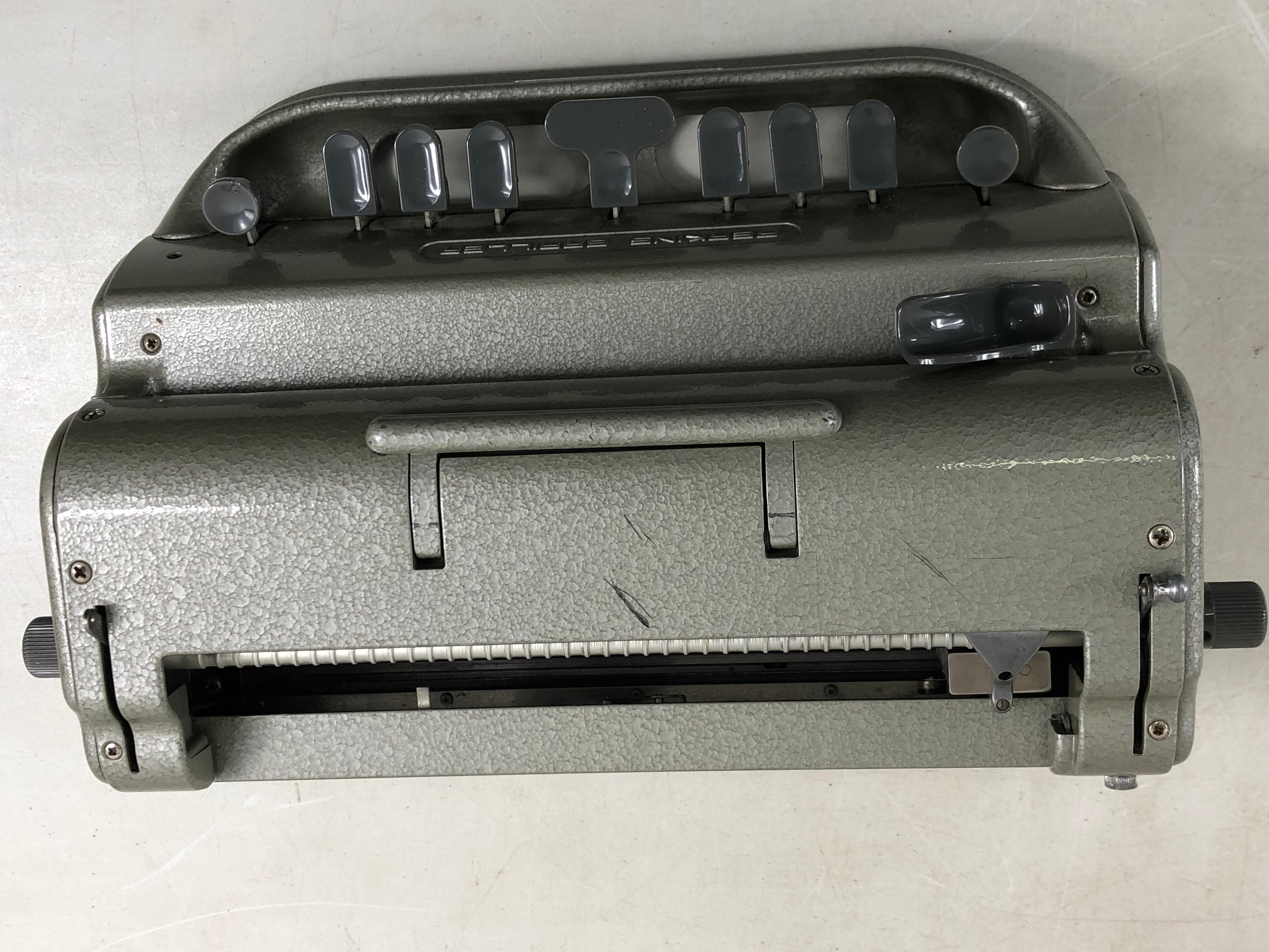 Machine à écrire le braille mécanique et portable PERKINS - Label Emmaüs