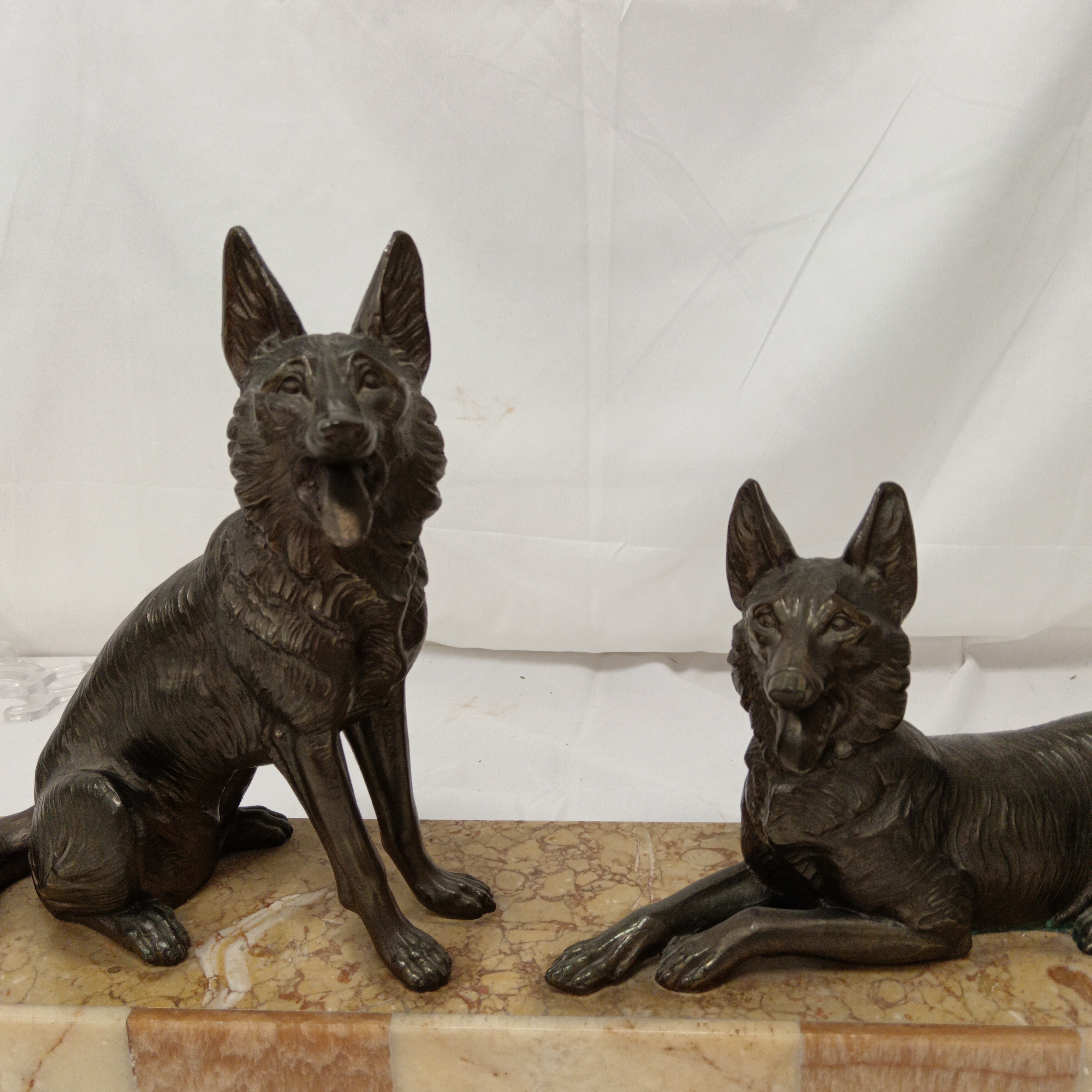 statuette 2 chiens de berger en régule socle en marbre signé - Label Emmaüs