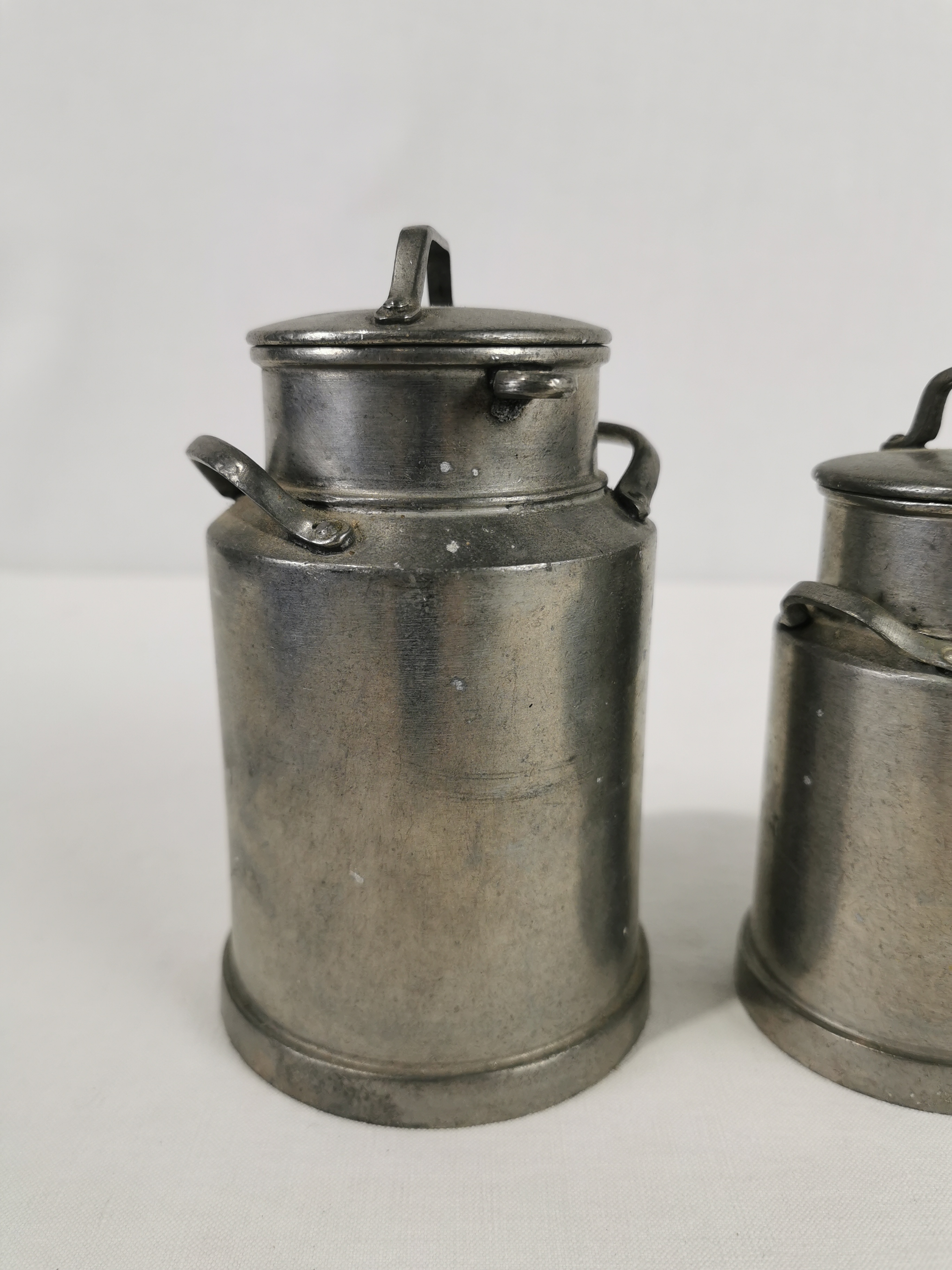 3 bidons à lait miniatures avec couvercles et mesures en étain et 1 ...