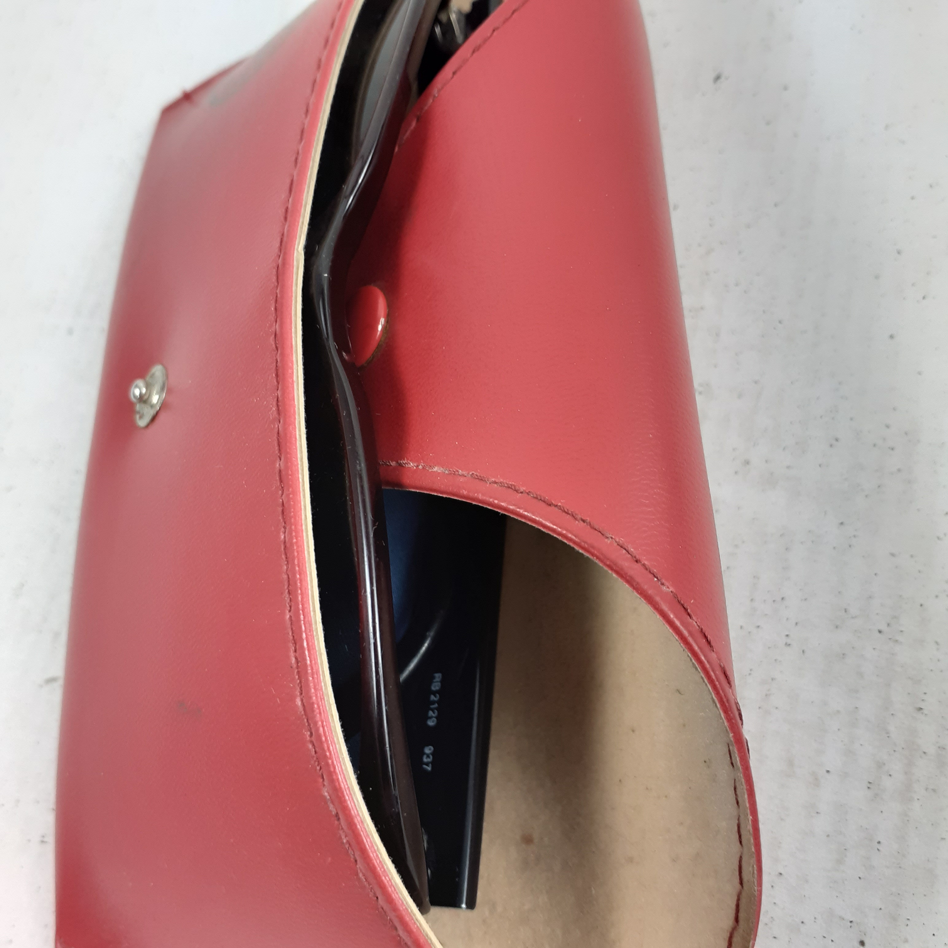 lunettes de soleil femme signées Ray-Ban dans son étui - Label Emmaüs