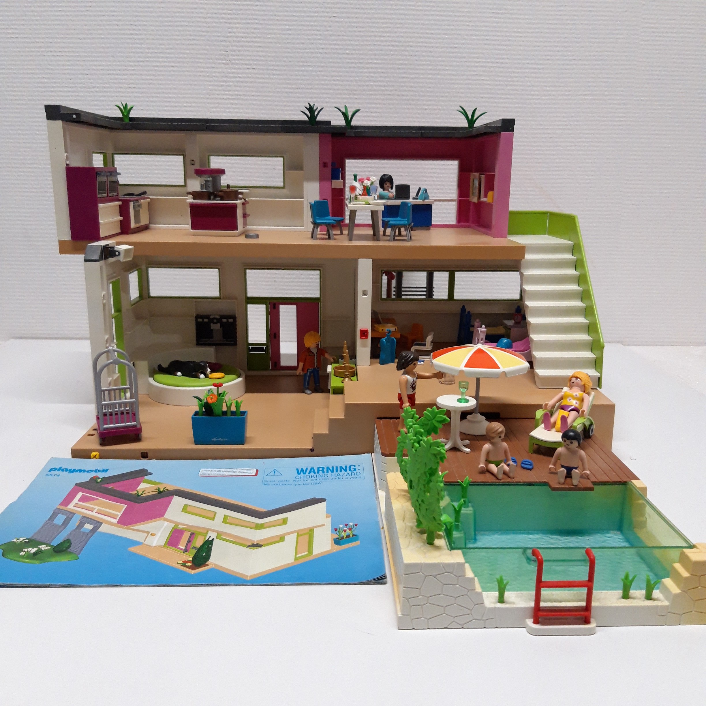 Playmobil, référence 5574 'Maison moderne' + référence 5575 'Piscine avec terrasse' 77 pièces ...