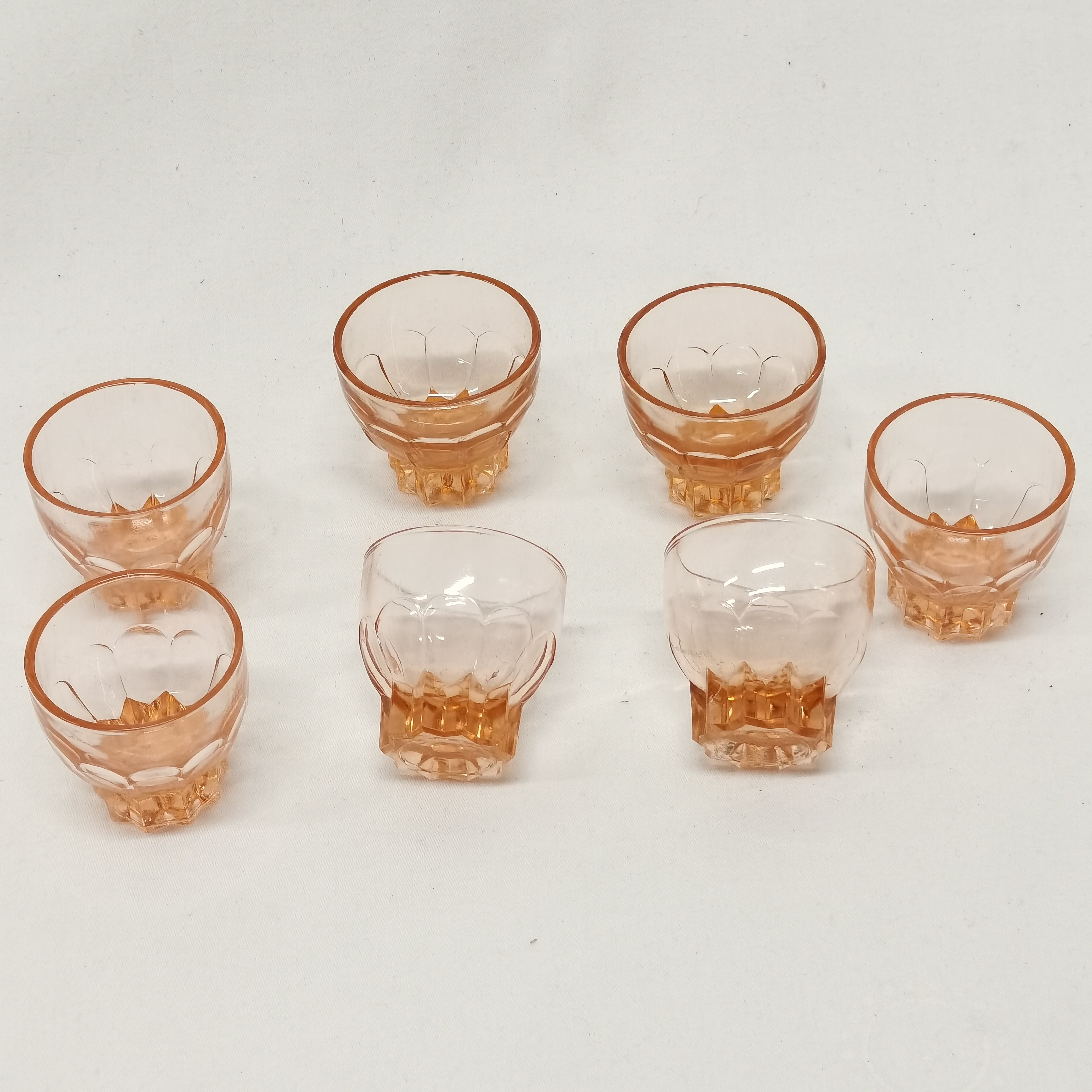 7 Verres à digestifs - verres à liqueur - rose - rosé - transparent ...
