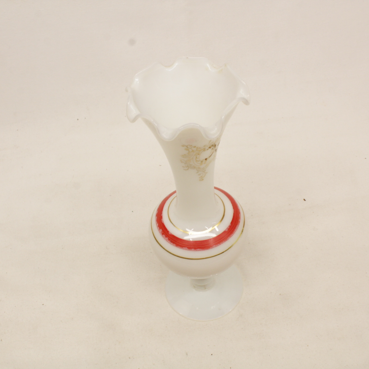 Vase en Opaline Blanc avec Dorure Rouge et Or - Label Emmaüs