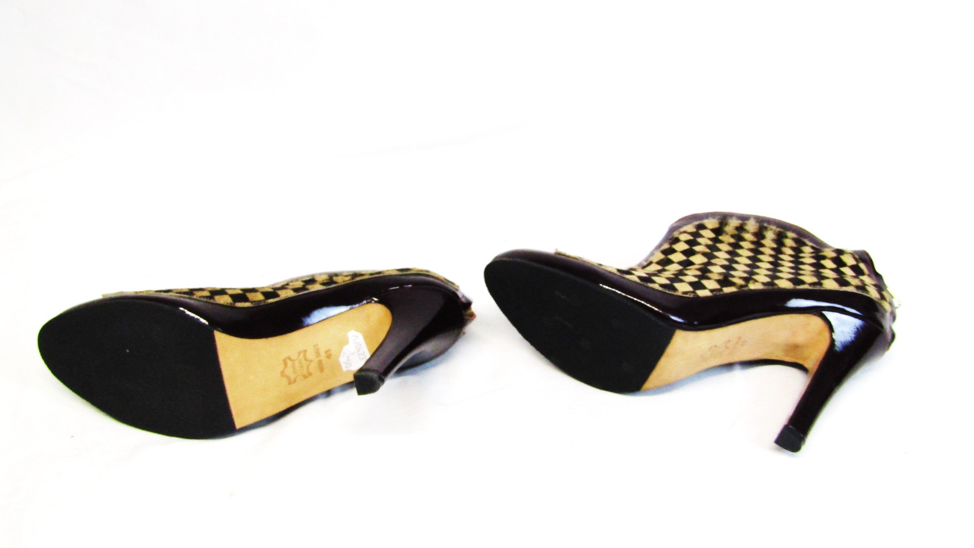 Bottines avec fourrure vernies rouge motifs carreaux noirs et blancs ...