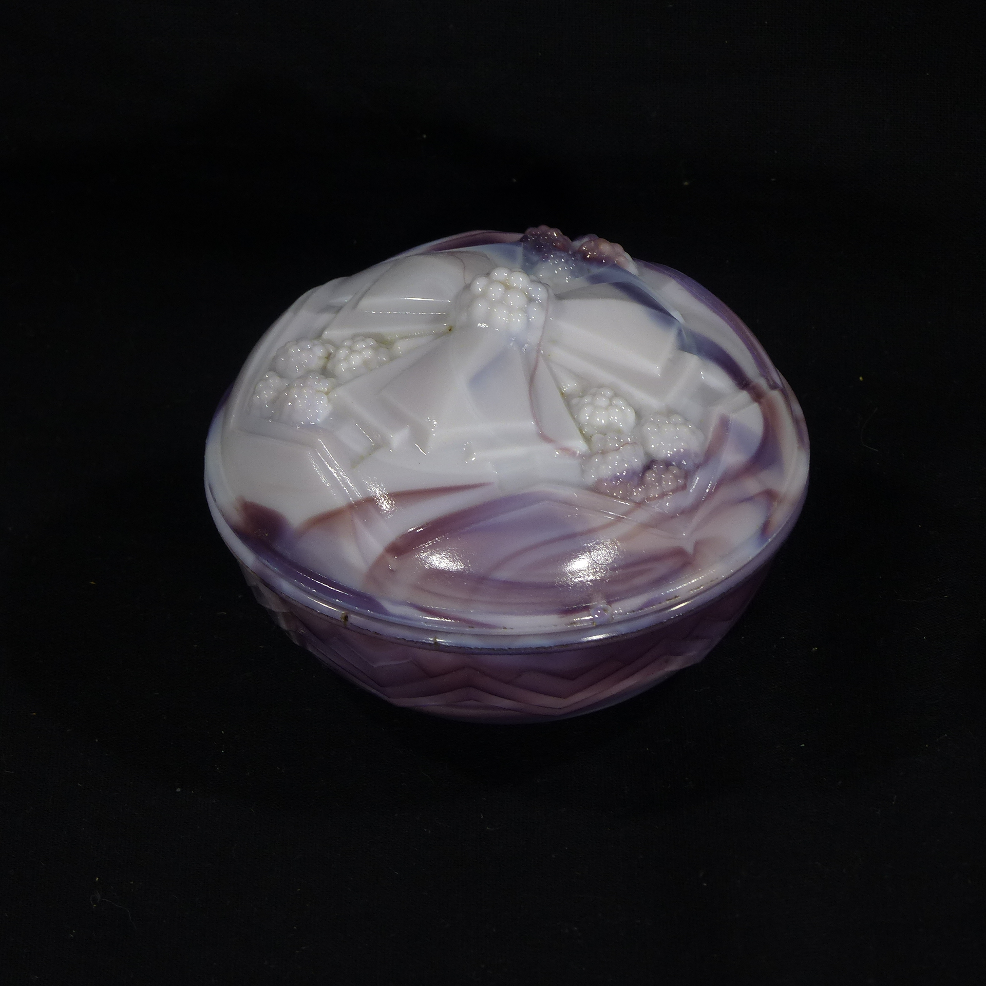 Bonbonnière Art-Deco en verre opaline - Dans le goût de H. Hoffmann ...