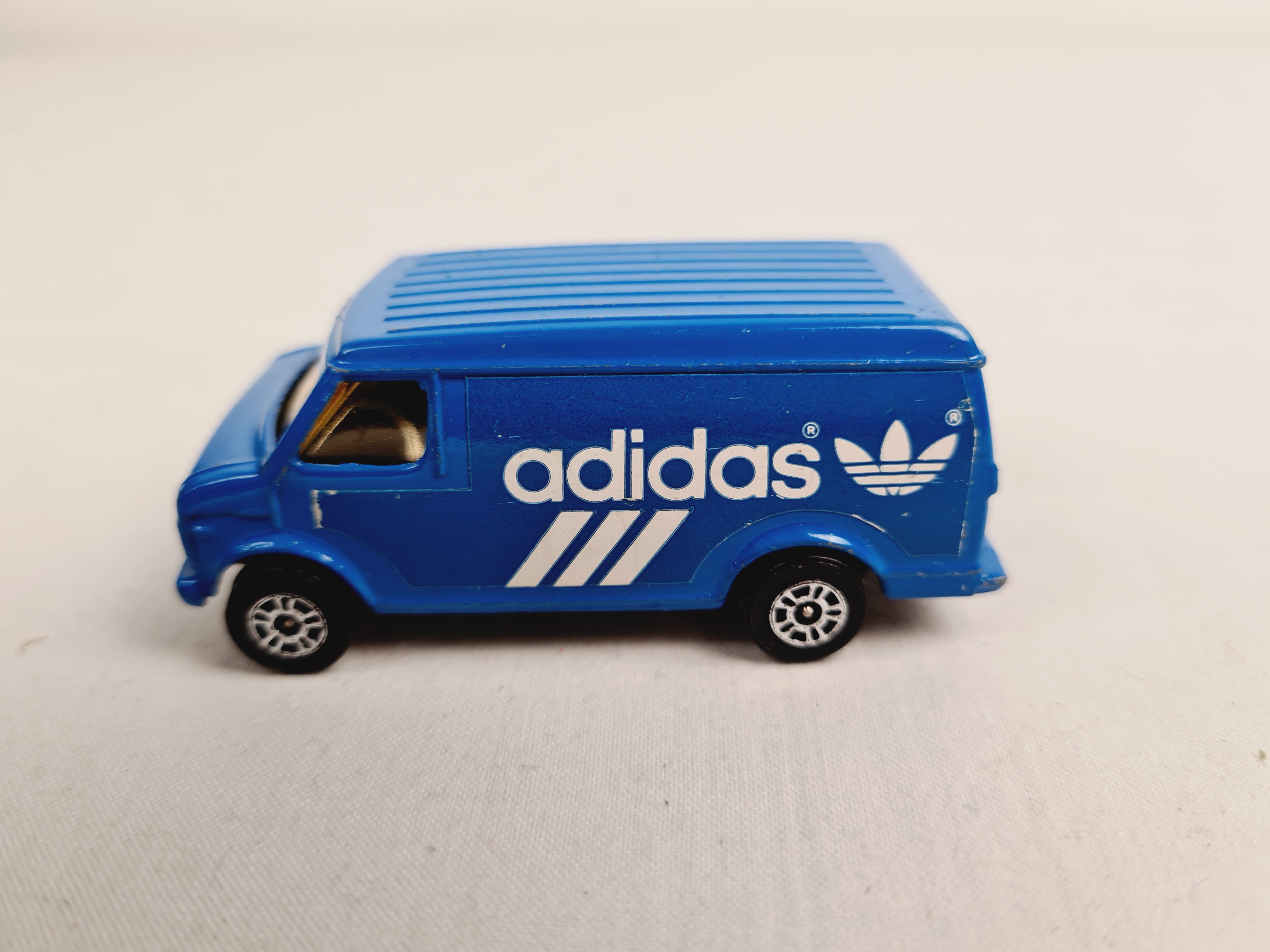 Voiture - Van ADIDAS Chevrolet -1980 - Label Emmaüs