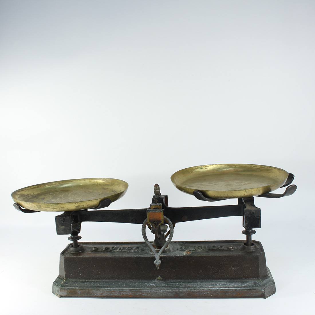 🏠 Balance ancienne en fonte avec plateaux en laiton pour la maison pas ...