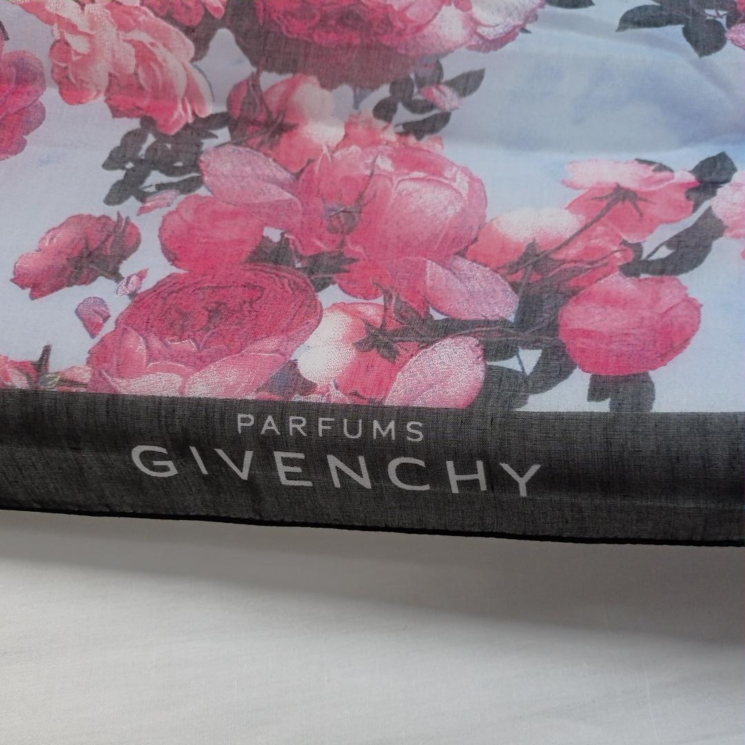 👕 Foulard motifs roses - Givenchy parfum friperie pas cher et éthique ...
