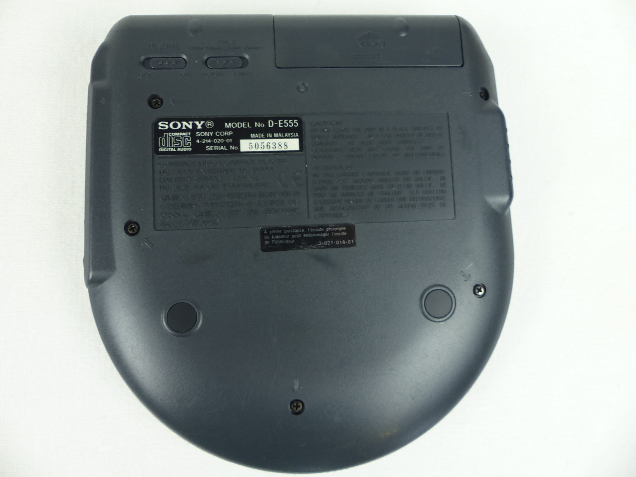 CD Compact Player D-E555 Discman ESP² - Sony, 1999 - Label Emmaüs