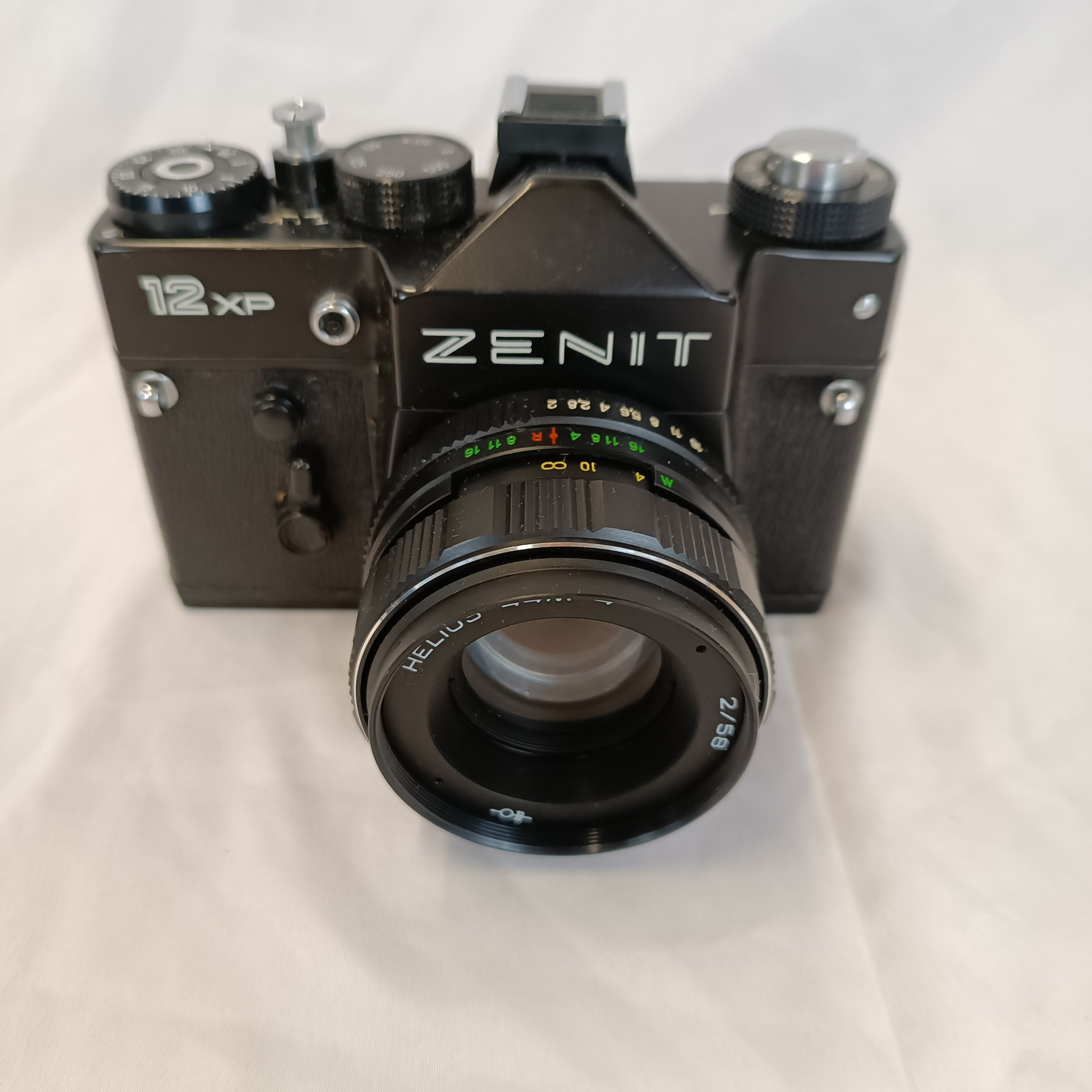 Appareil photo argentique ZENITH 12 xp avec sa sacoche d'origine et un objectif à focale fixe ...