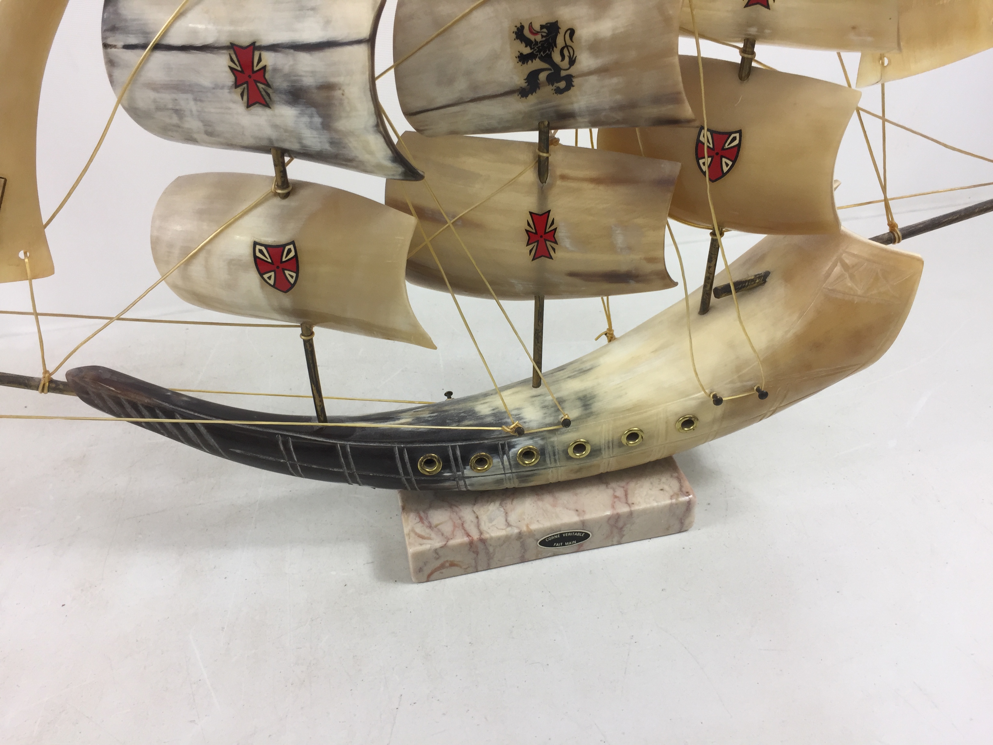 Bateau vintage, en corne véritable - Label Emmaüs