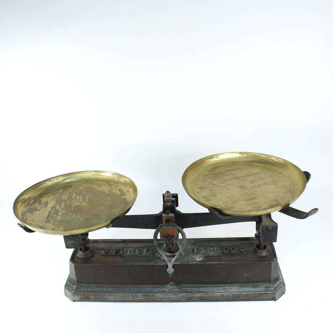 Balance ancienne en fonte avec plateaux en laiton - Label Emmaüs
