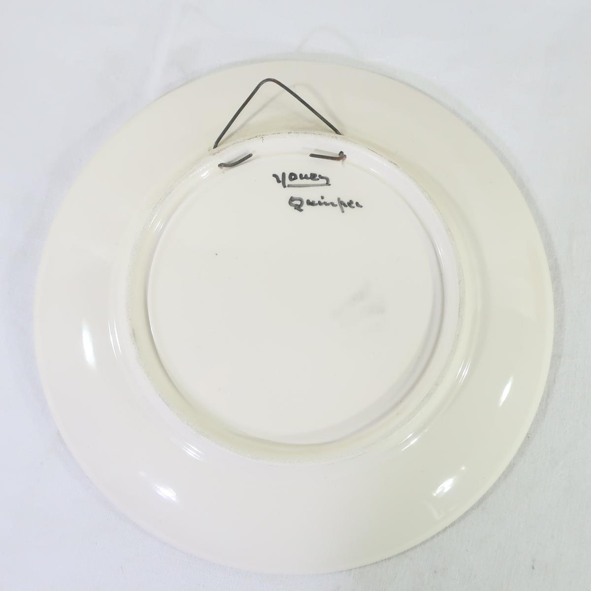 Assiette déco à motif en faïence signée Youen , Quimper - Label Emmaüs