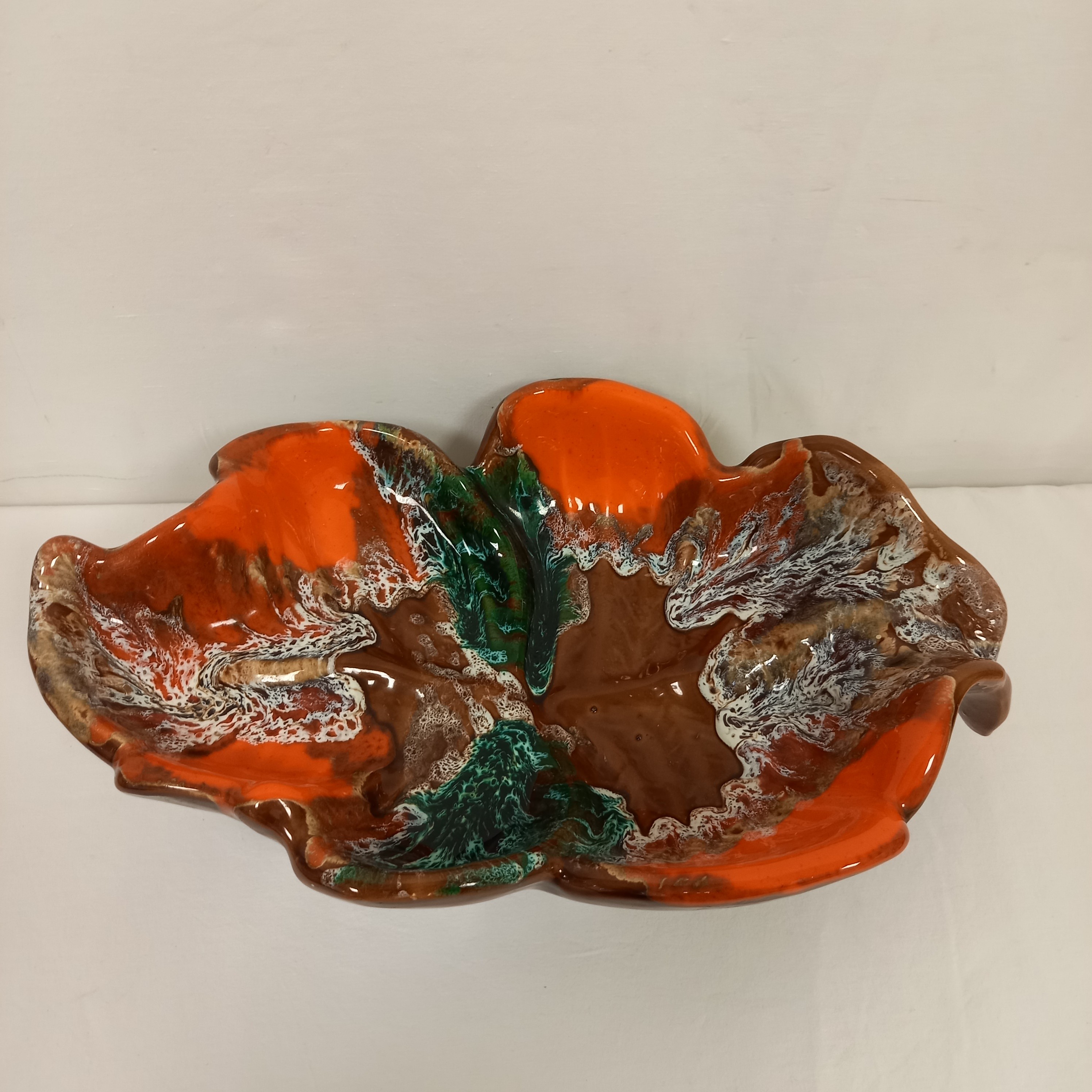 🏠 Plat ou coupe en forme de feuille en céramique . Signé VALLAURIS ( A ...