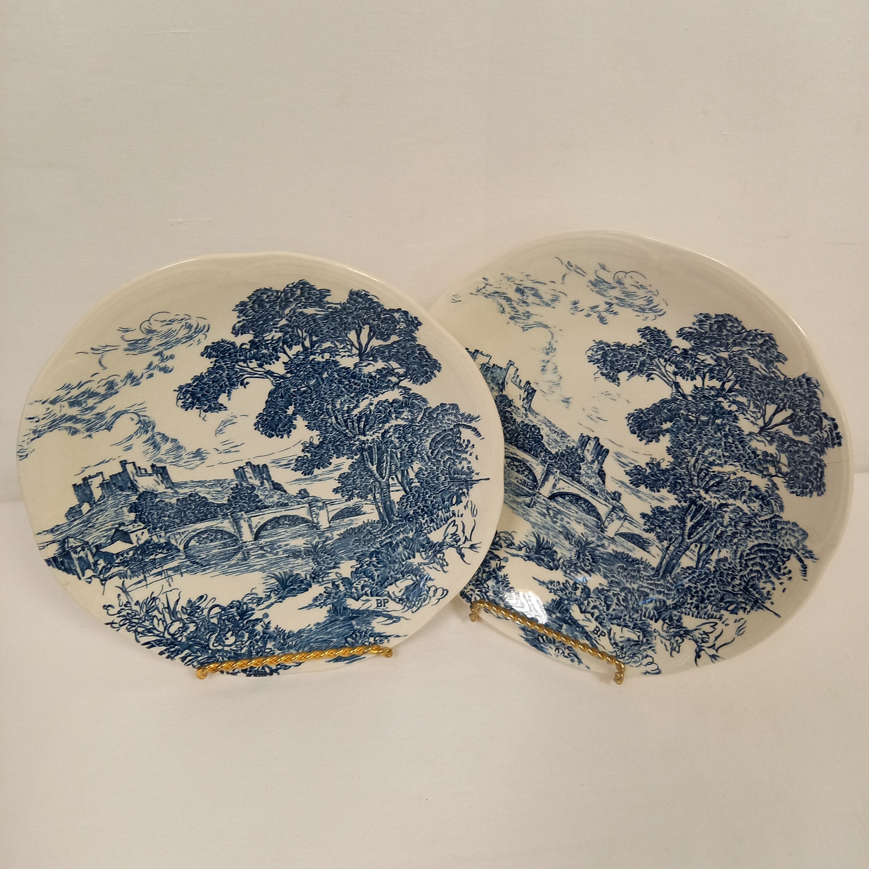 Lot de 3 Assiettes Bleu et blanc en porcelaine . Signé GIEN - Label Emmaüs