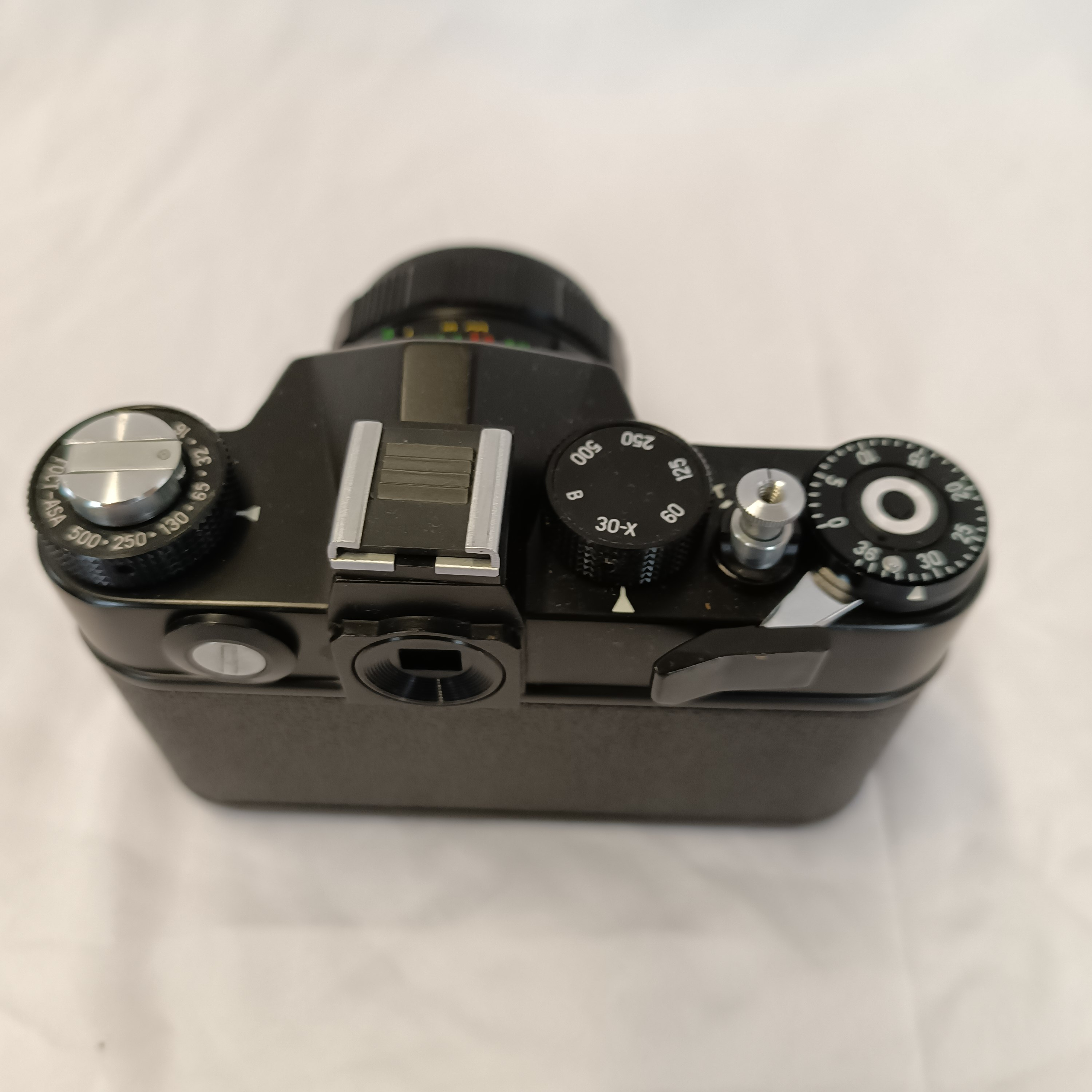 Appareil photo argentique ZENITH 12 xp avec sa sacoche d'origine et un objectif à focale fixe ...
