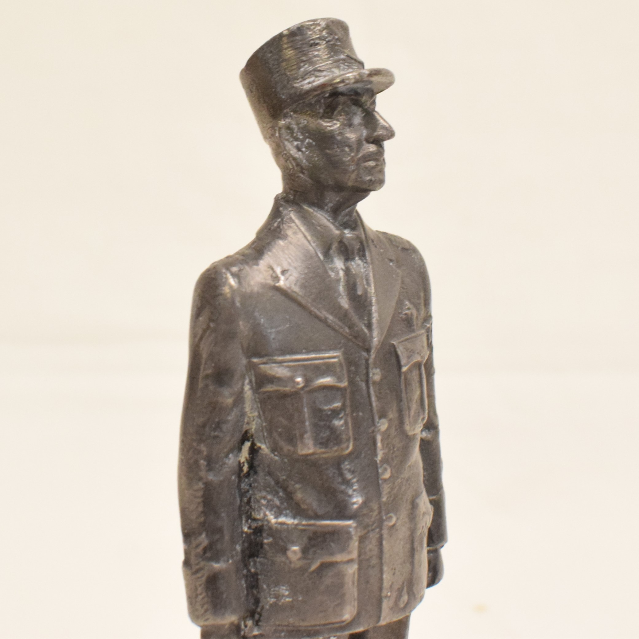 🏠 petite statuette en étain sur socle métal figurant le Général De ...