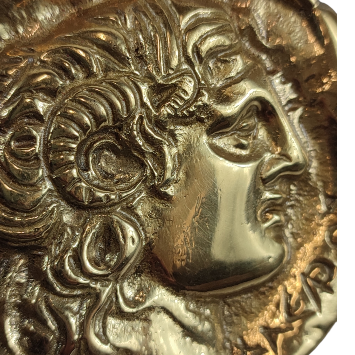 Reproduction en bronze doré d'une drachme antique grecque avec le ...