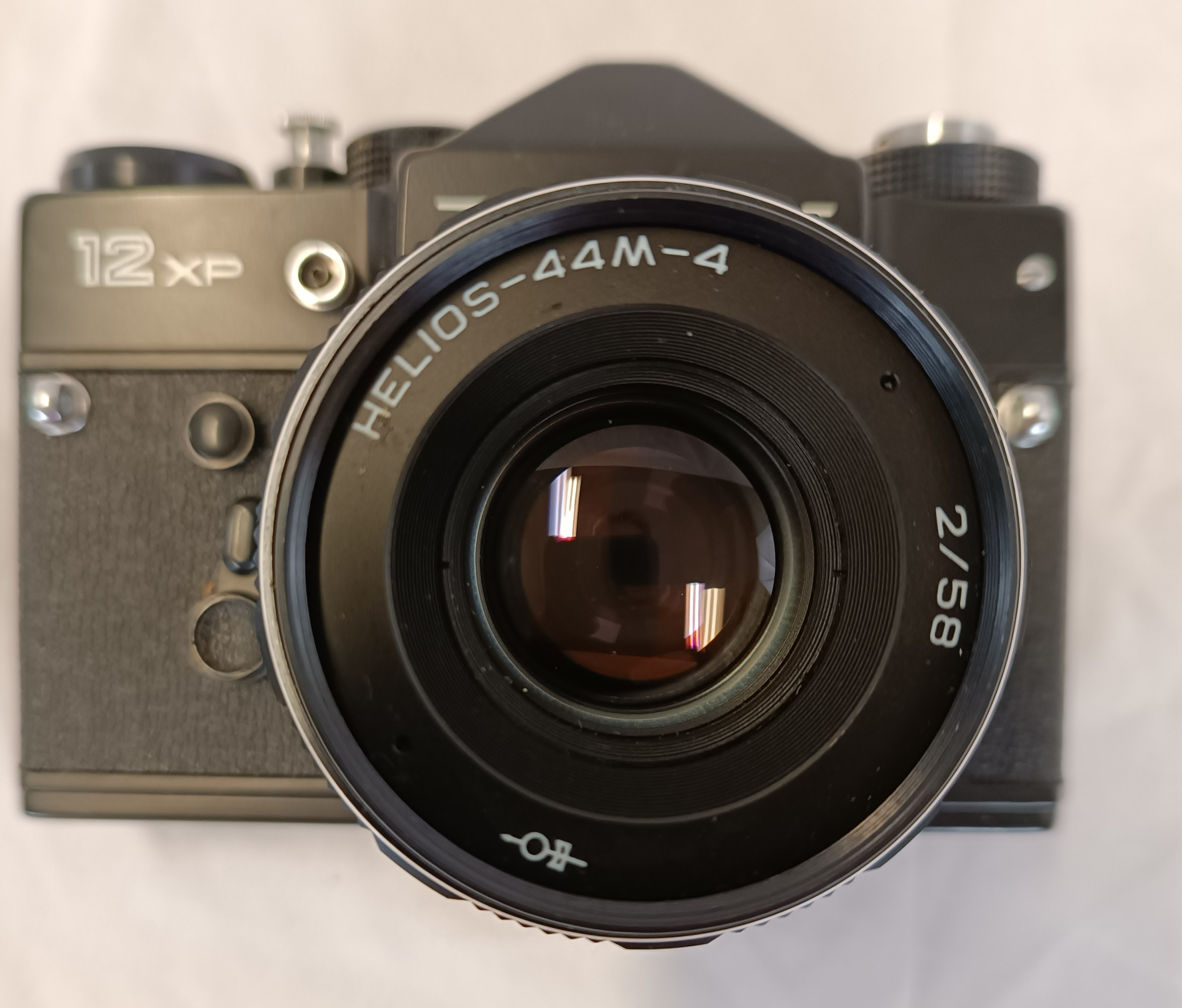 Appareil photo argentique ZENITH 12 xp avec sa sacoche d'origine et un objectif à focale fixe ...