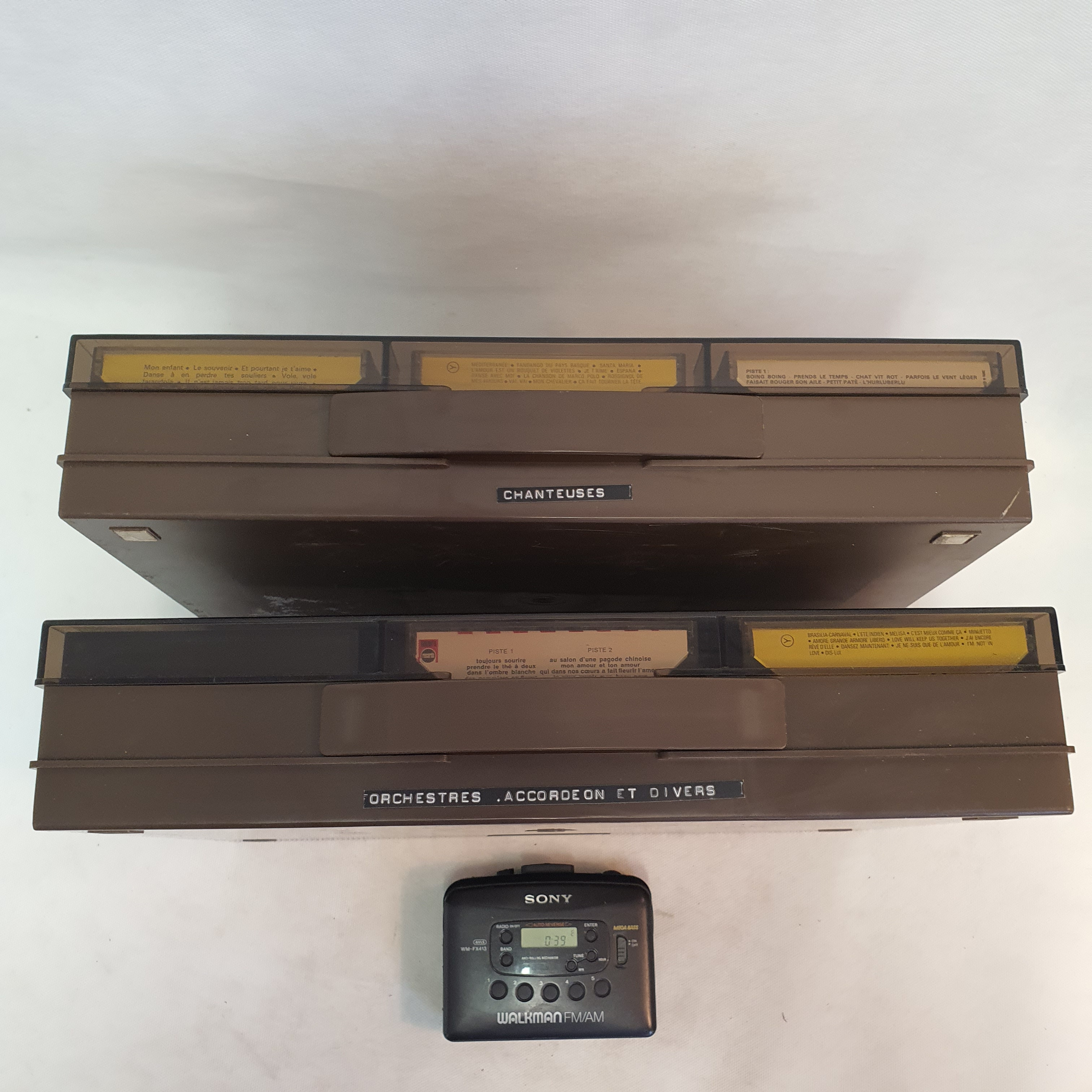 Lot de Deux Valises de la Variété Française en K7 + un Walkman Sony ...