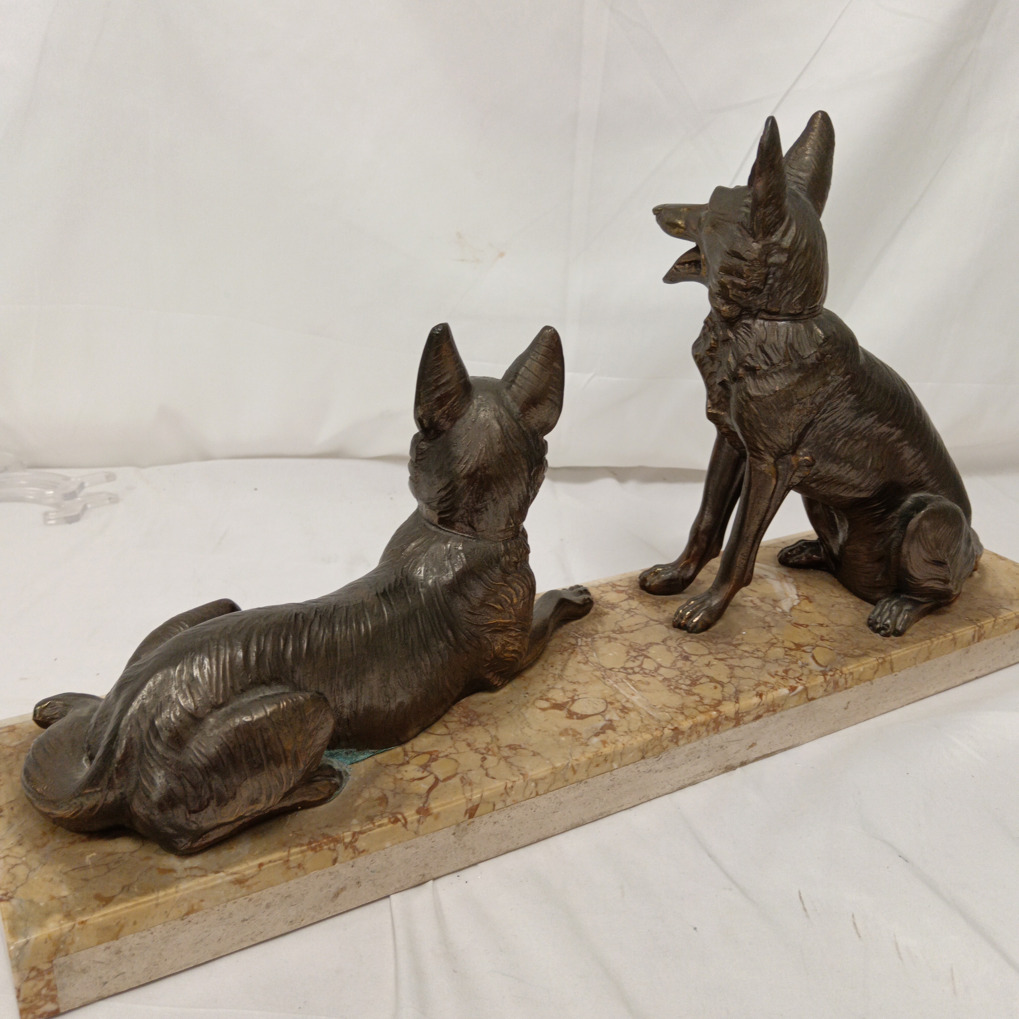 statuette 2 chiens de berger en régule socle en marbre signé - Label Emmaüs