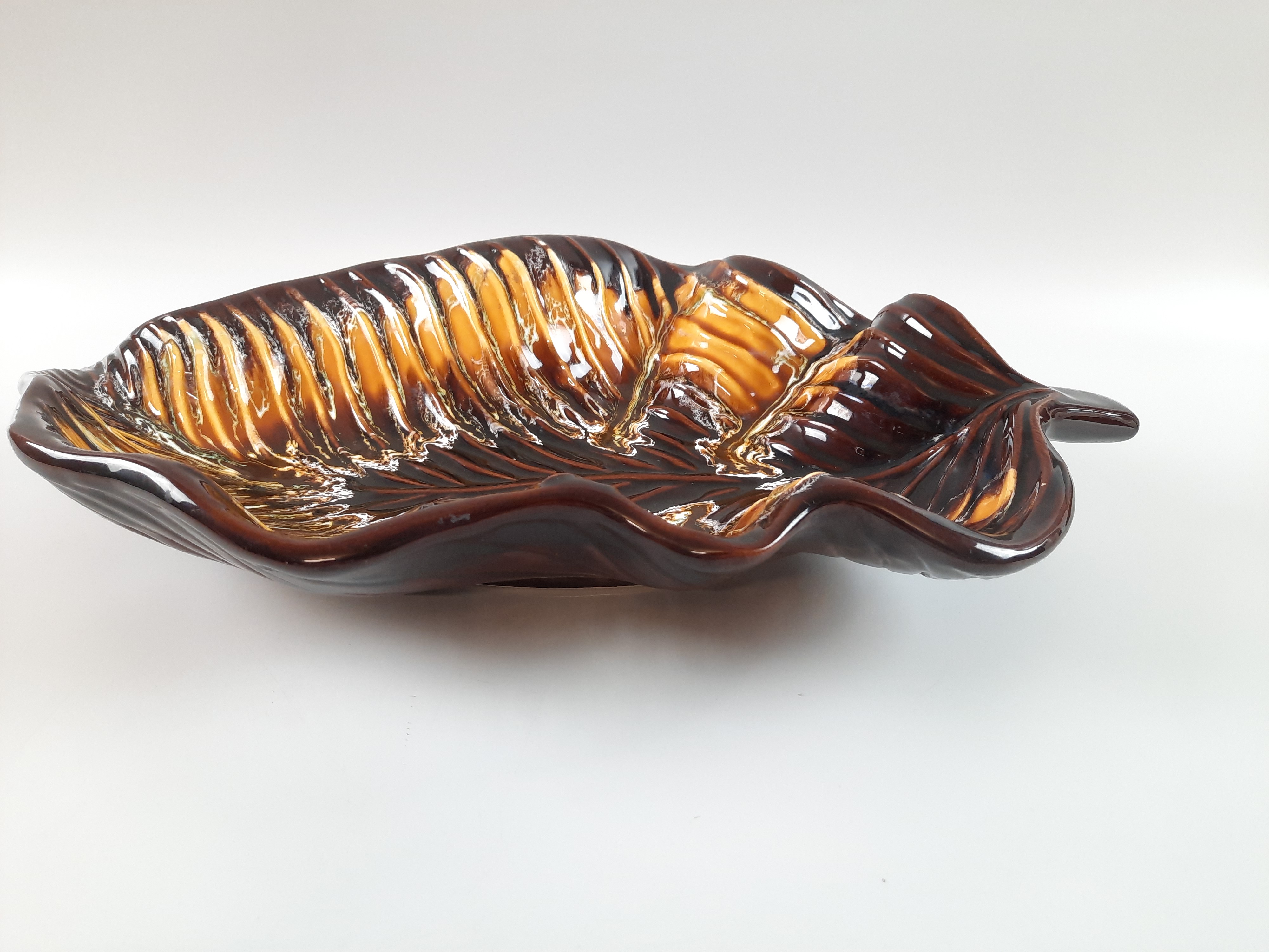 🏠 Grand plat creux en forme de feuille " Vallauris " . pour la maison ...