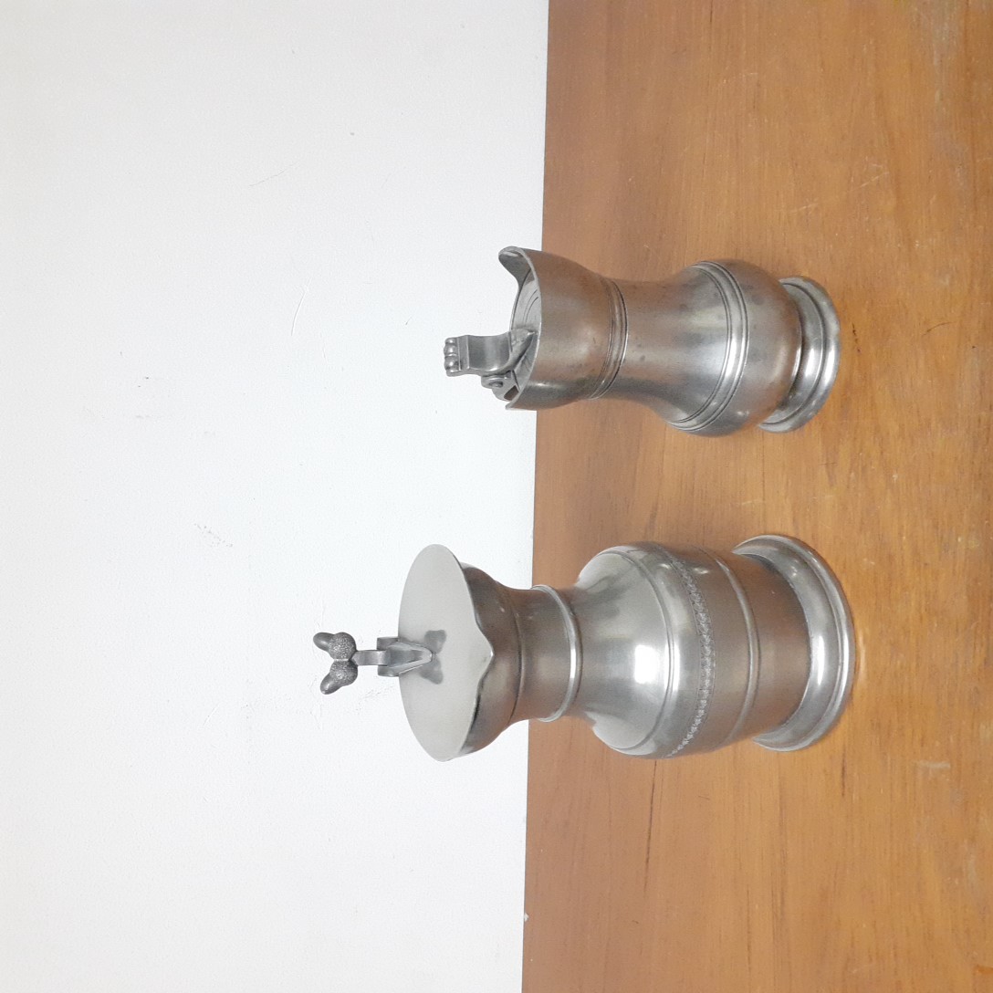 Lot de 2 pichets vintage en étain du manoir Paris, France - Label Emmaüs