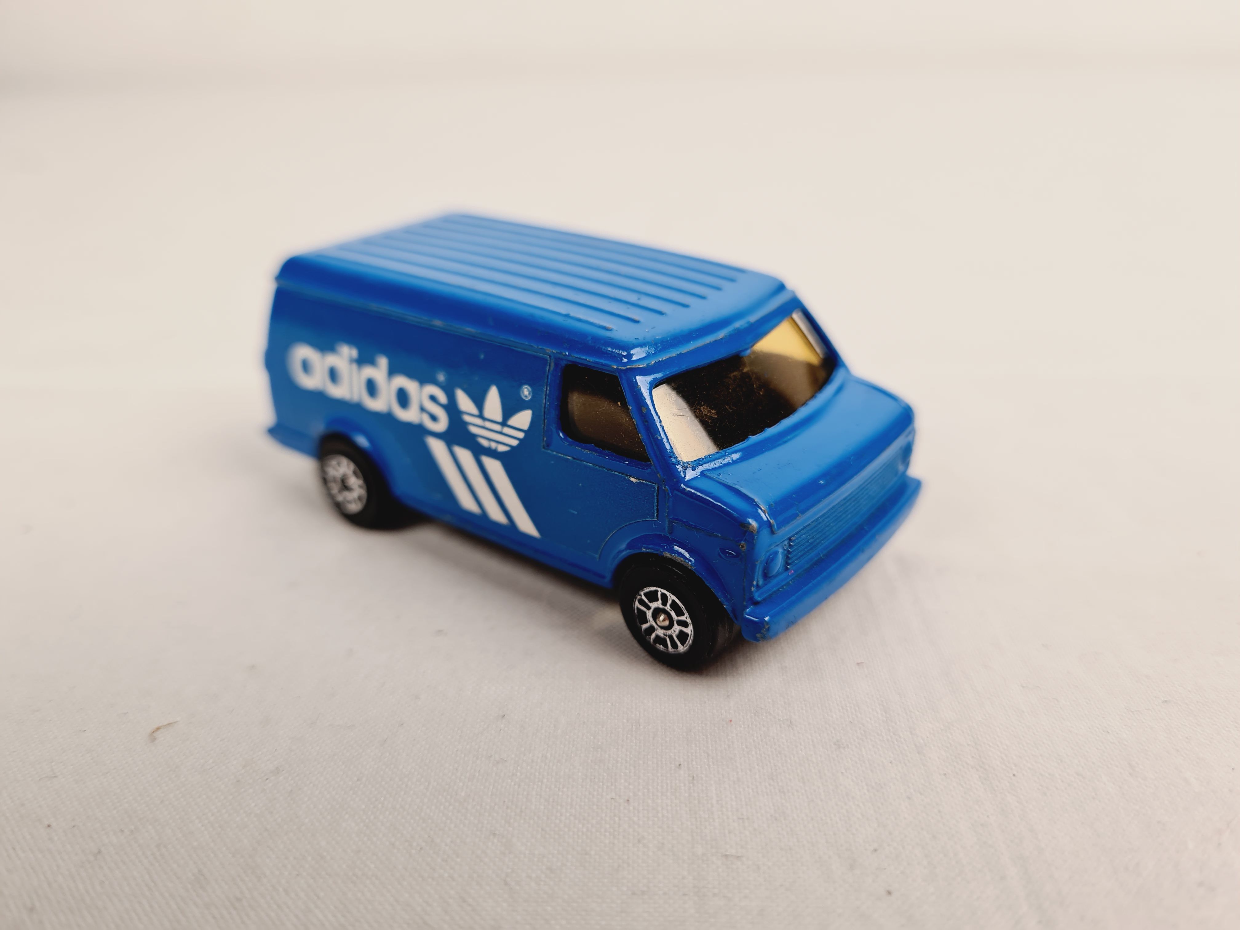 Voiture - Van ADIDAS Chevrolet -1980 - Label Emmaüs