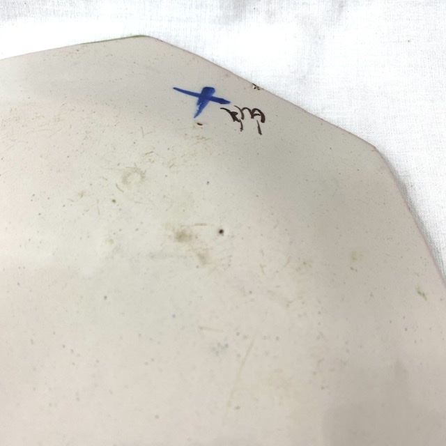 Assiette décorative octogonale style Moustiers signé d'une croix bleu ...