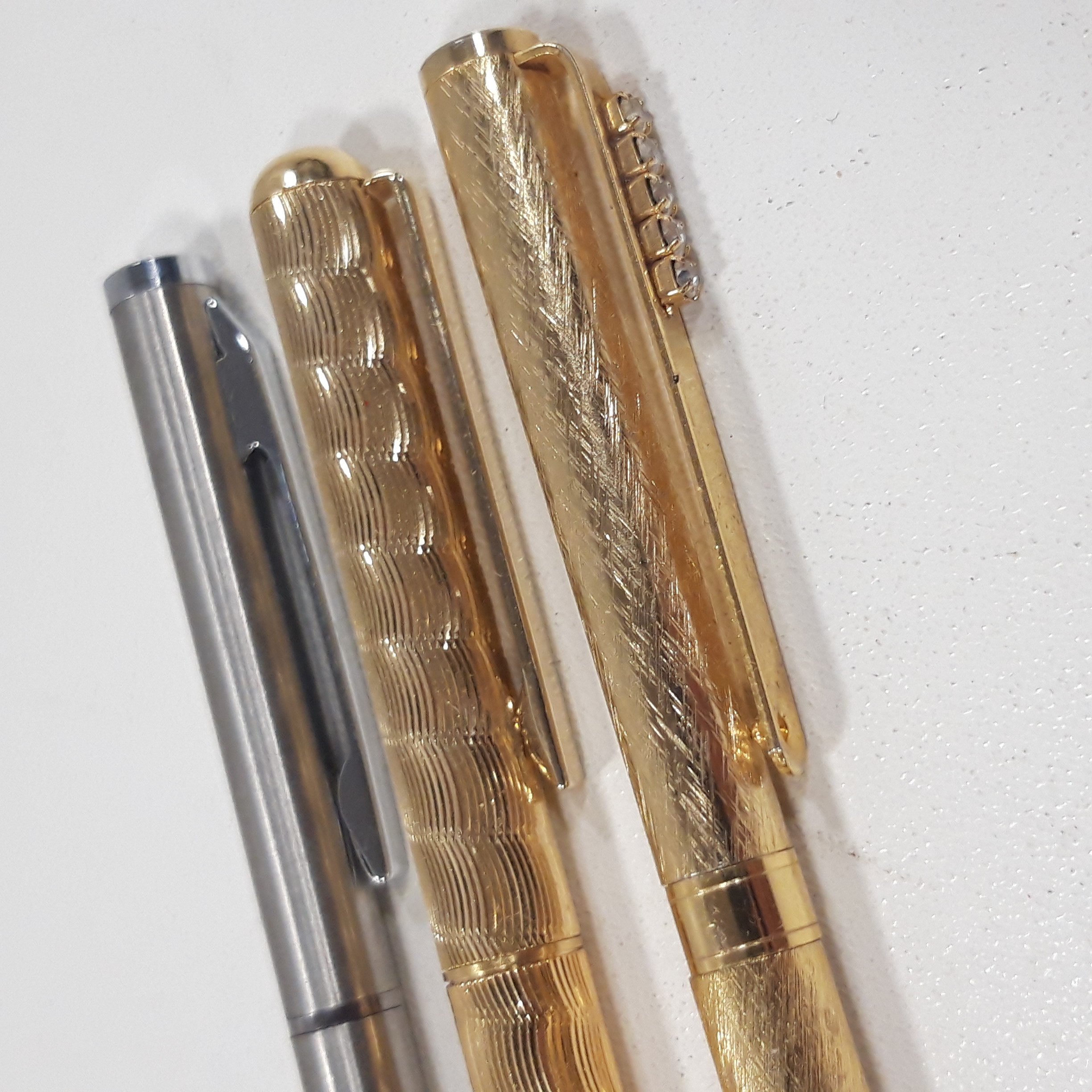 Lot de 3 stylos anciens, 1 acier 2 doré - Label Emmaüs