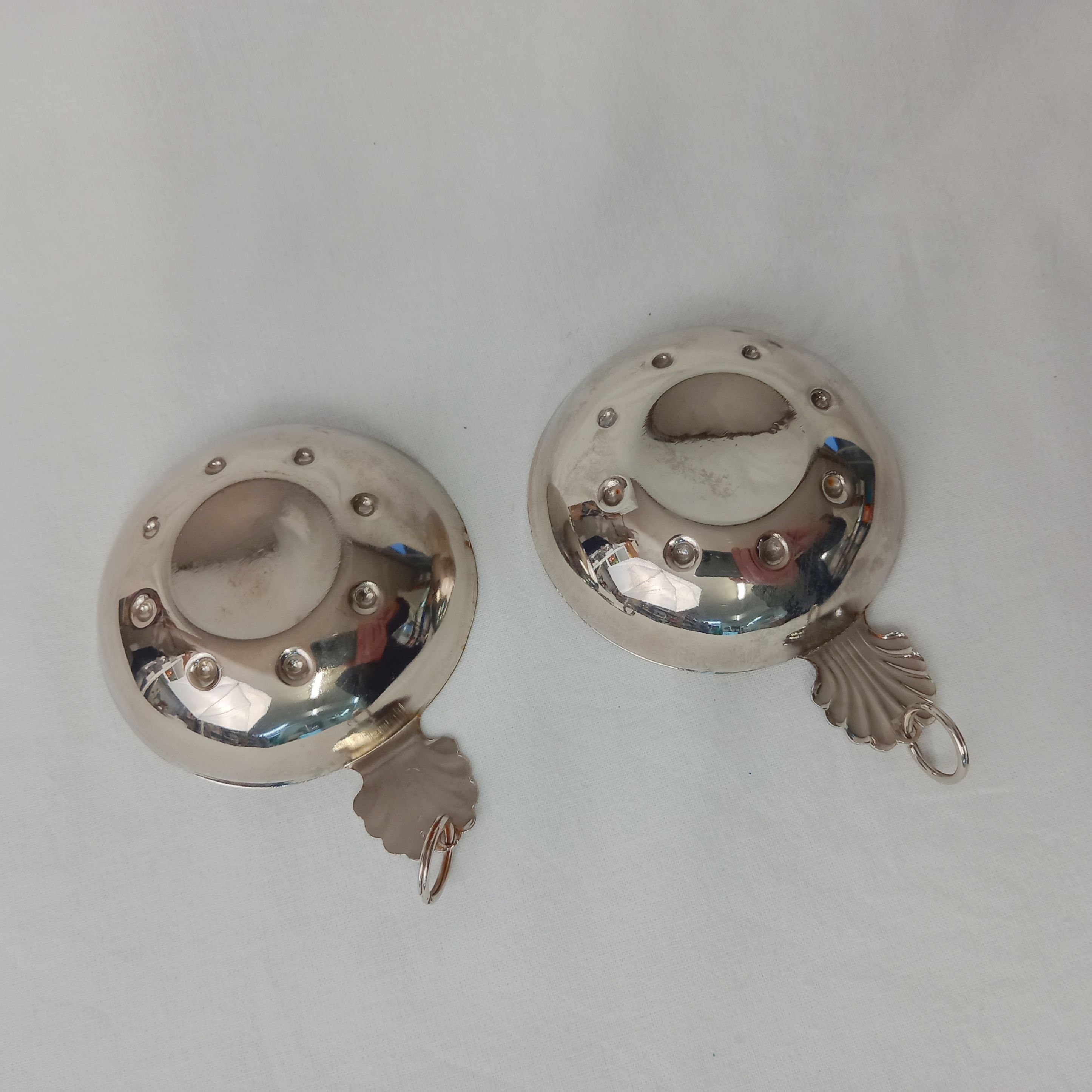 Lot de deux coupelles taste-vin décorées des armoiries de Saint-Gilles ...