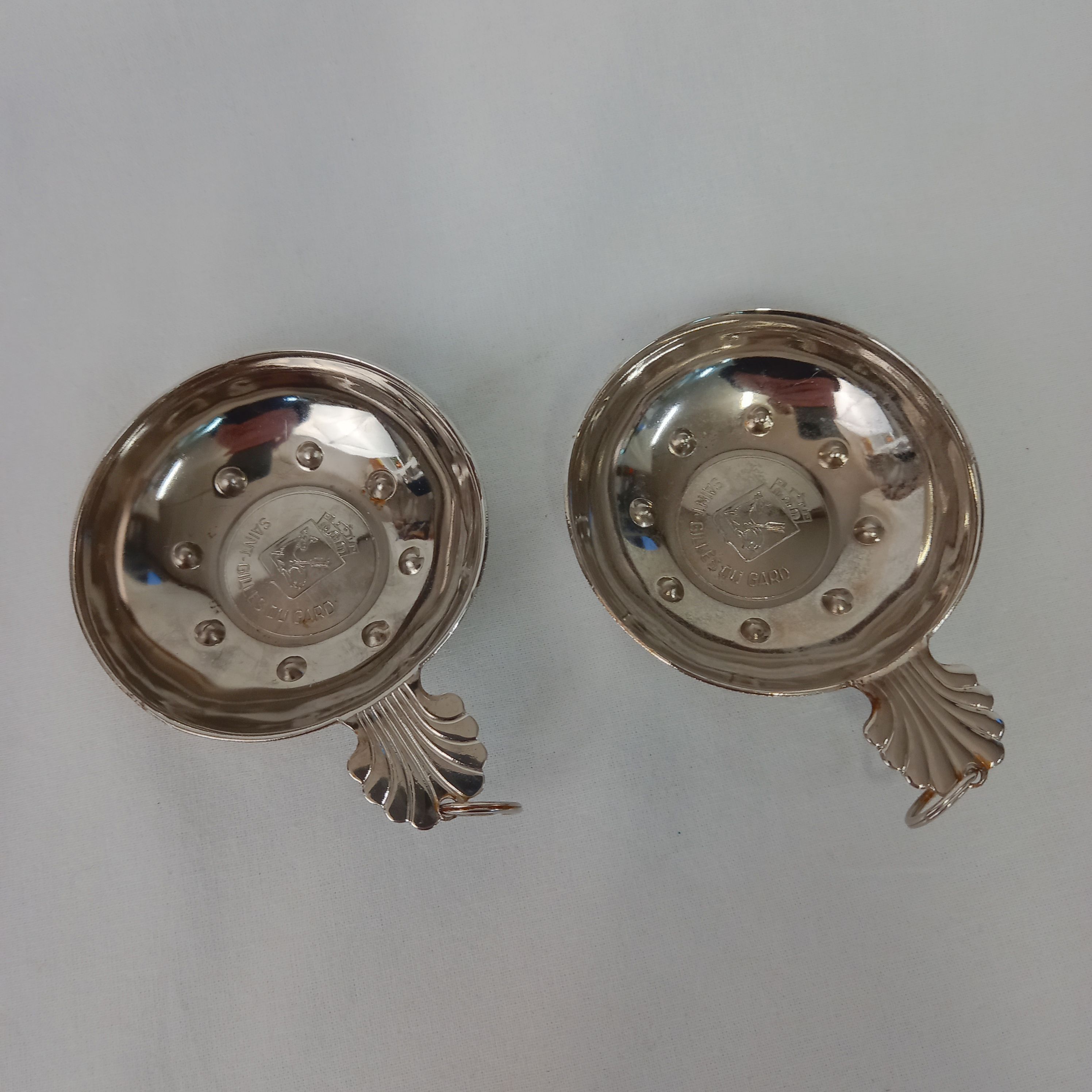 Lot de deux coupelles taste-vin décorées des armoiries de Saint-Gilles ...