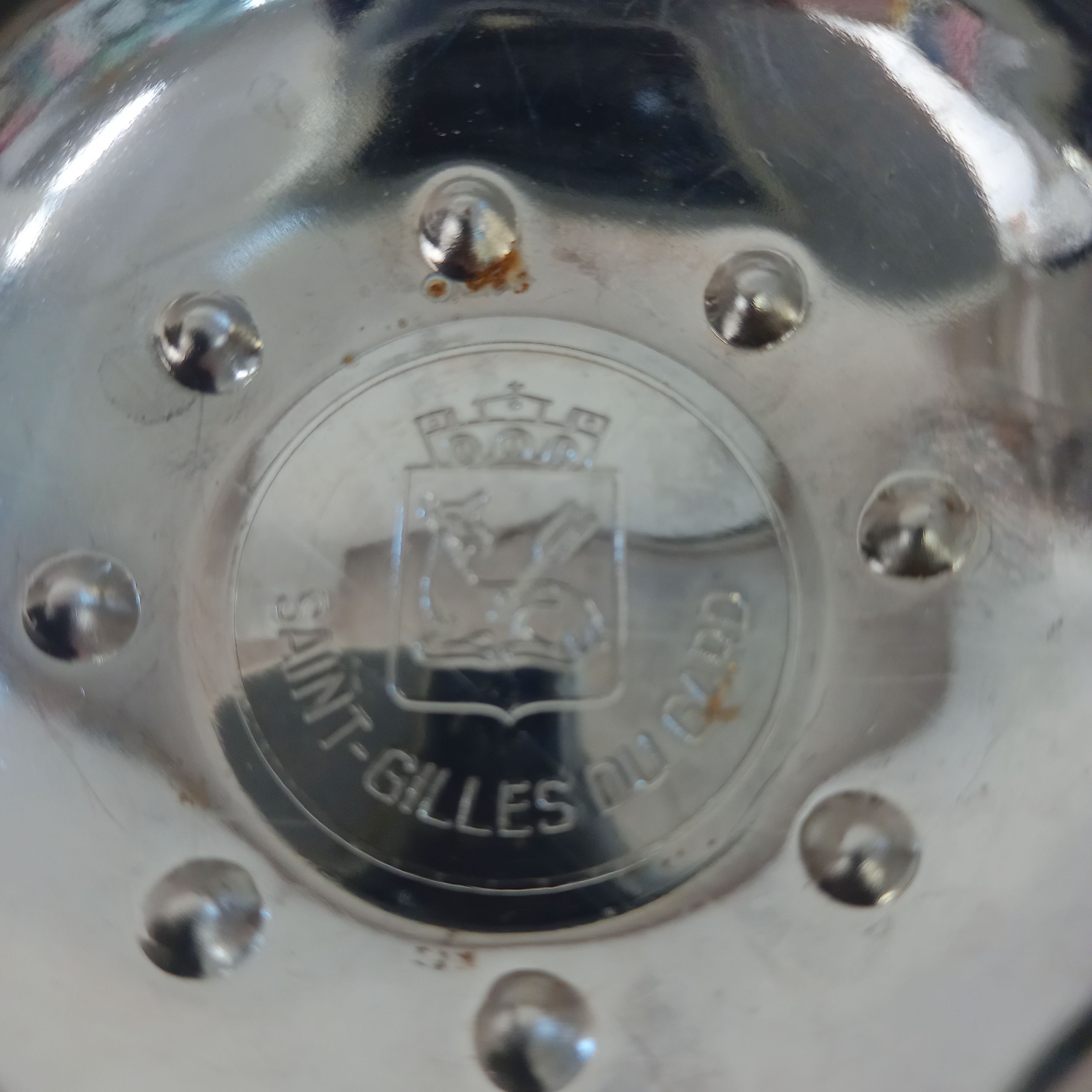 Lot de deux coupelles taste-vin décorées des armoiries de Saint-Gilles ...