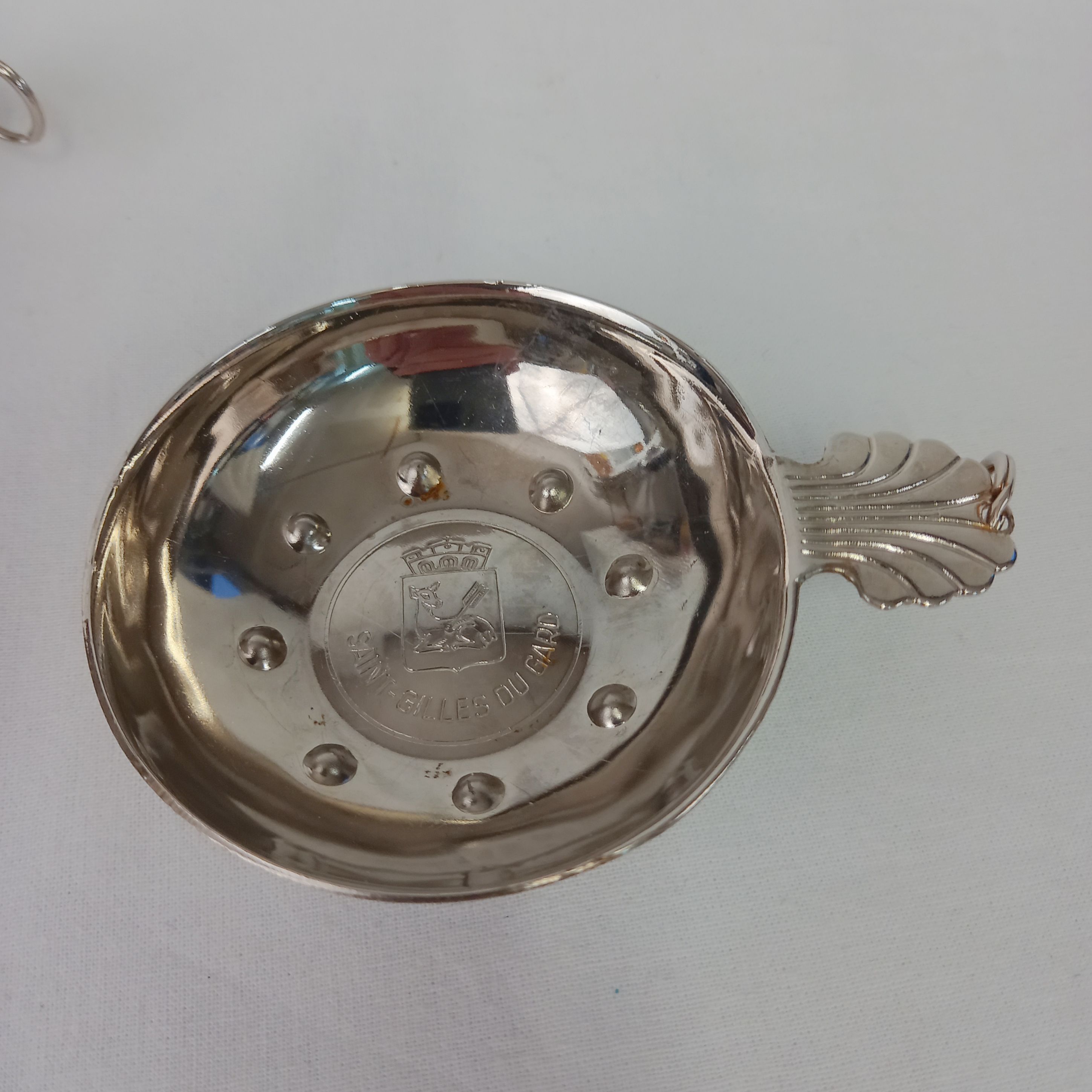 Lot de deux coupelles taste-vin décorées des armoiries de Saint-Gilles ...